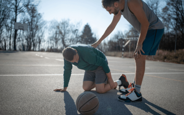 11 Common Basketball injuries (Prevention & Treatment)