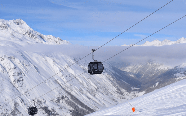 Snowboarding Equipment List: 25 Items (with Pictures)